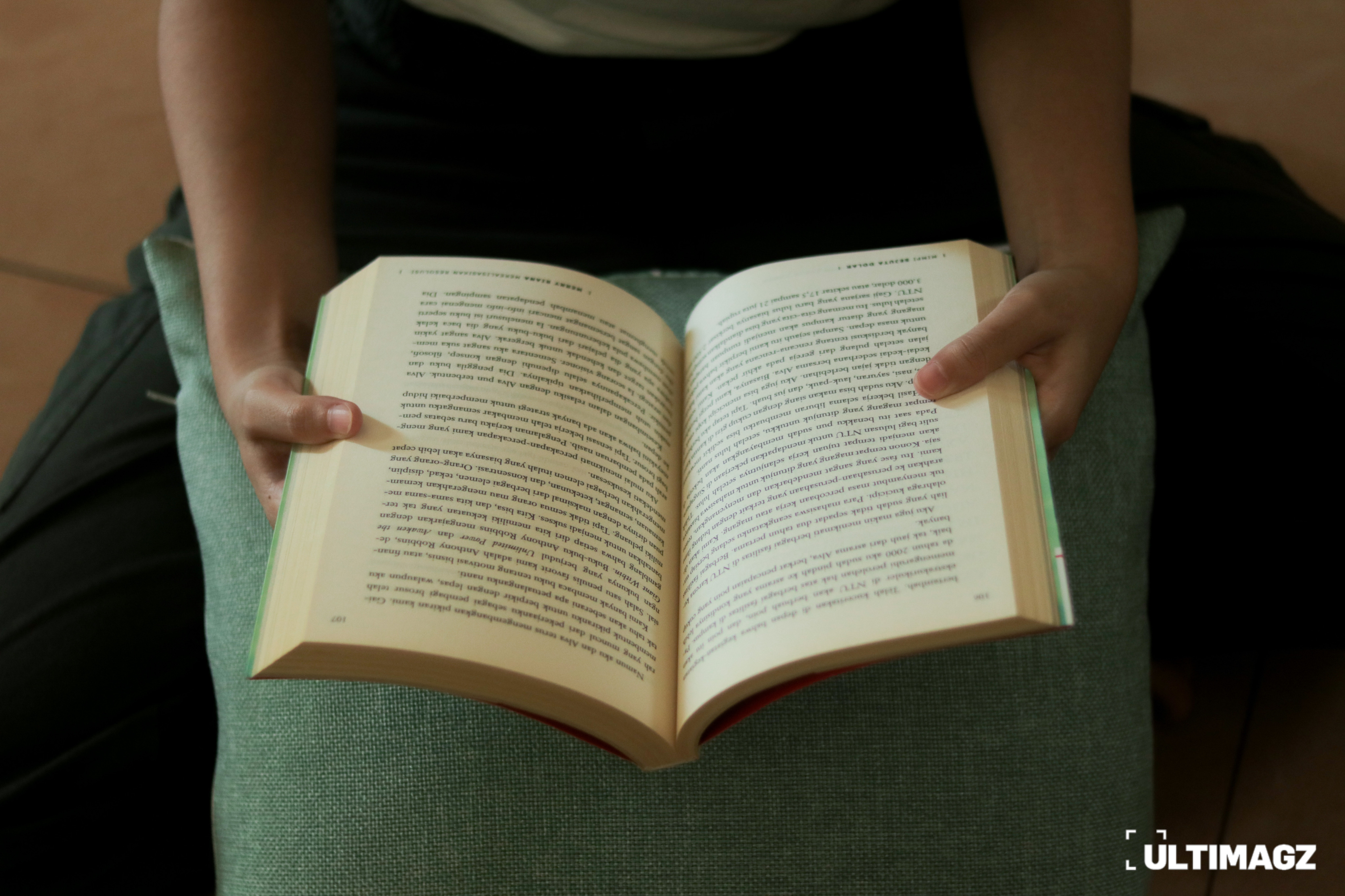 Detail Gambar Orang Sedang Membaca Buku Koleksi Nomer 10 Detail Gambar Orang Sedang Membaca Buku Koleksi Nomer 10