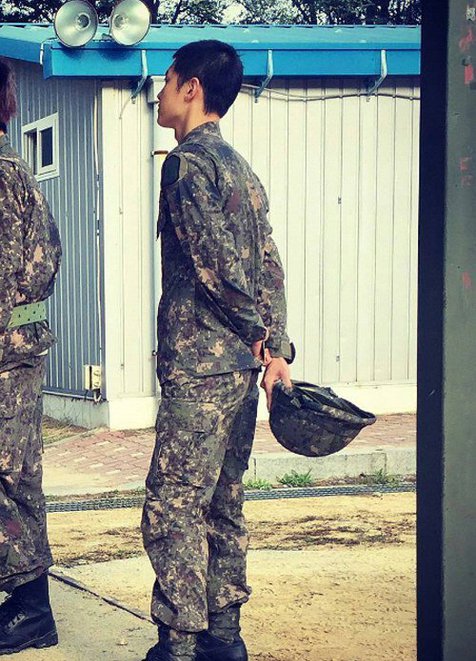 Detail Foto Song Joong Ki Pakai Baju Tentara Koleksi Nomer 34 Detail Foto Song Joong Ki Pakai Baju Tentara Koleksi Nomer 34