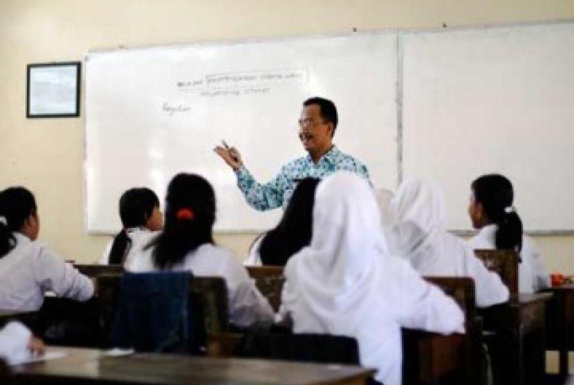 Gambar Orang Sedang Mengajar 53 Koleksi Gambar