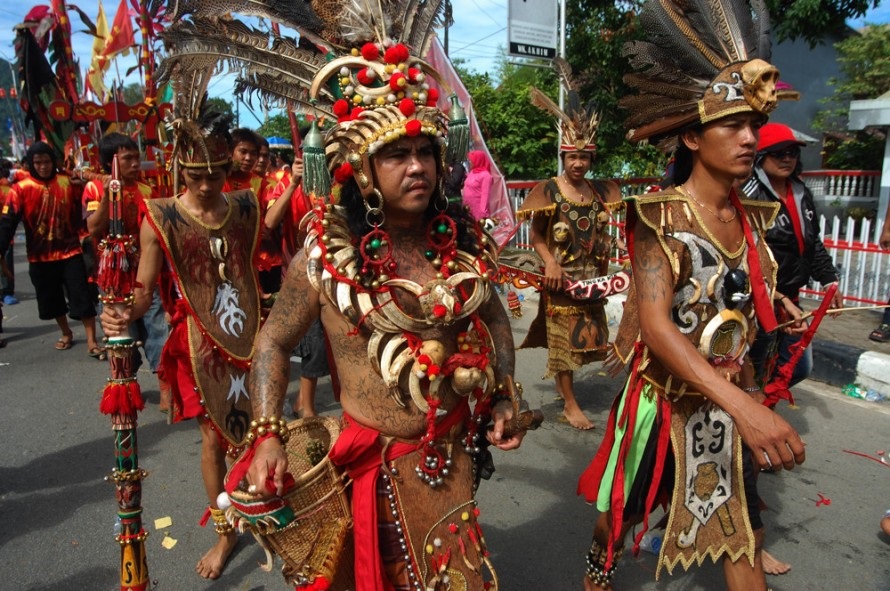 Detail Gambar Pakaian Adat Kalimantan Barat Koleksi Nomer 33
