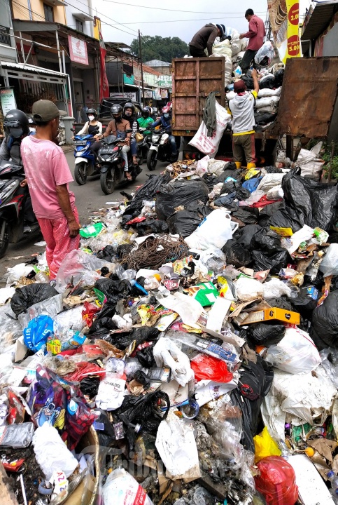 Gambar Sampah Rumah Tangga Menumpuk Gambar Sampah Rumah Tangga Menumpuk